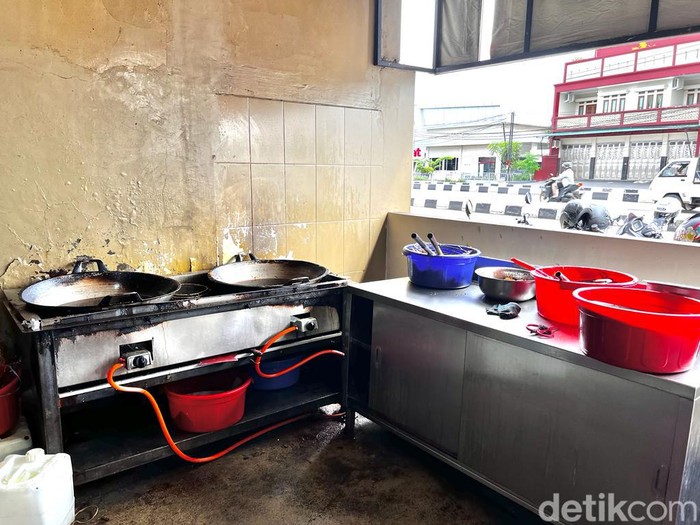 Dekat Rel Kereta Api, Ini Nasi Bebek Serundeng yang Viral di Bekasi