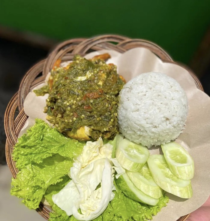 Pedas Nampol! 20 Ayam Cabe Ijo Enak Ada di Sini
