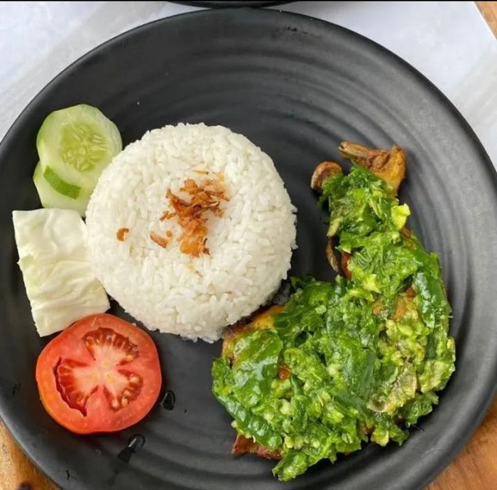 Pedas Nampol! 20 Ayam Cabe Ijo Enak Ada di Sini