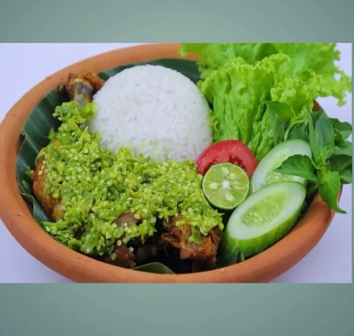 Pedas Nampol! 20 Ayam Cabe Ijo Enak Ada di Sini