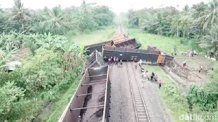 Foto Foto Kerusakan Akibat Tabrakan Kereta Di Stasiun Rengas Lampung