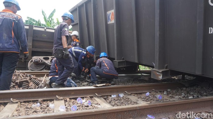 Foto-foto Kerusakan Akibat Tabrakan Kereta di Stasiun Rengas Lampung