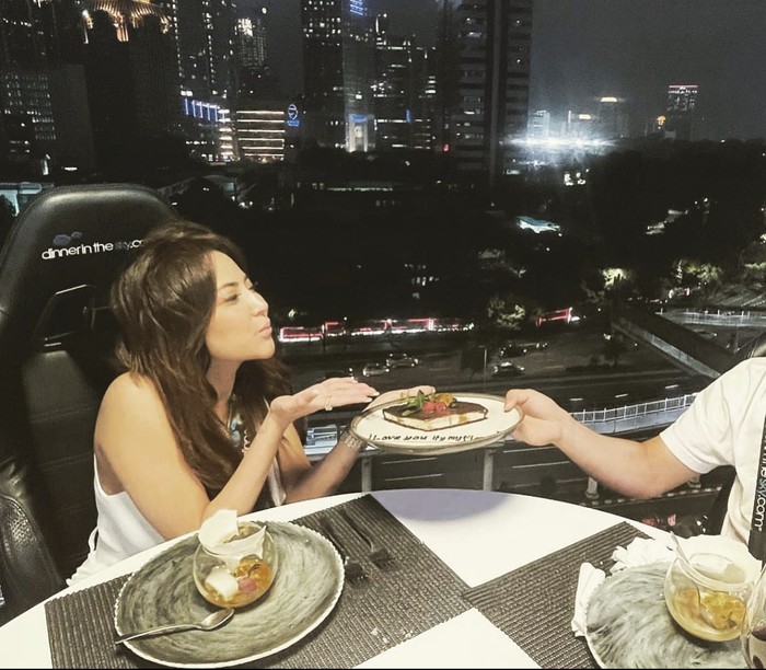 Cantiknya Ayu Aulia Saat Makan di Resto dan Masak Bareng Chef