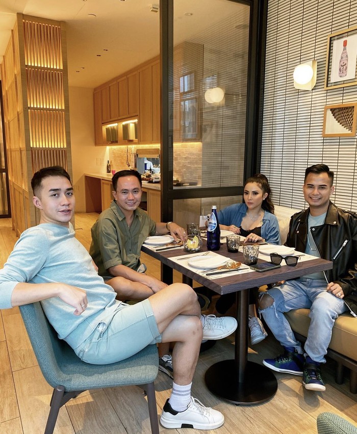 Cantiknya Ayu Aulia Saat Makan di Resto dan Masak Bareng Chef