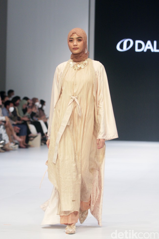 10 Koleksi Ria Miranda di JFW 2023, Hadirkan Busana dengan Motif Khas Minang