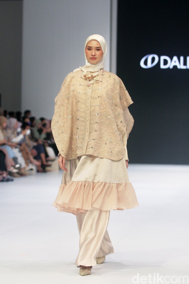 10 Koleksi Ria Miranda di JFW 2023, Hadirkan Busana dengan Motif Khas Minang