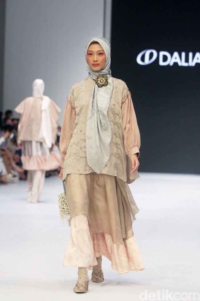 10 Koleksi Ria Miranda di JFW 2023, Hadirkan Busana dengan Motif Khas Minang