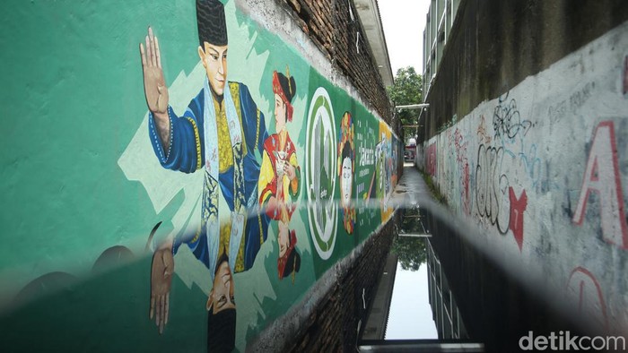 Warna-warni Mural di Gang Sempit Mampang Jakarta