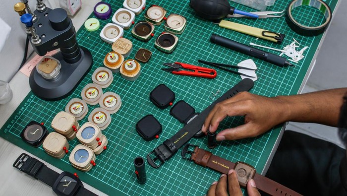 Made in Bandung, Jam Kayu Ini Jadi Suvenir G20