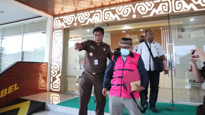 Eks Pimpinan Cabang Bank Papua Tersangka Korupsi Dana KPR Rp 12 M Ditahan Eks Pimpinan Cabang Bank Papua Tersangka Korupsi Dana KPR Rp 12 M Ditahan