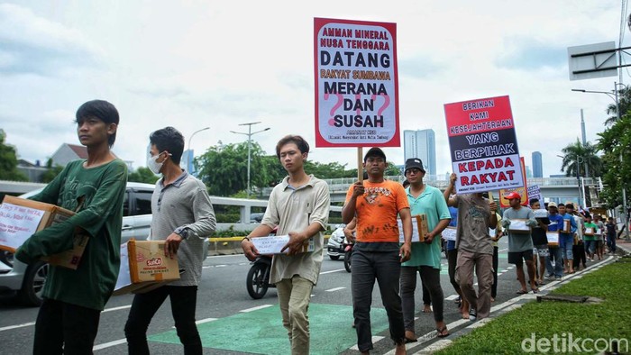 Aksi Mengemis di Depan DPR, Ada Apa?