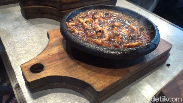 Kelezatan Cumi Sambal Cobek Bakar, Pedasnya Nampol! Kelezatan Cumi Sambal Cobek Bakar, Pedasnya Nampol!