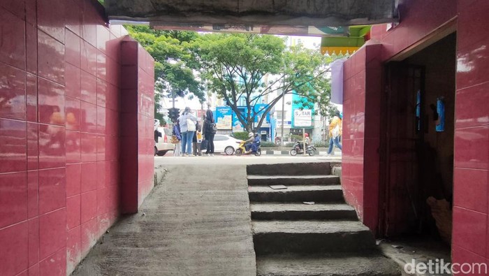 Kondisi SDN Pocin 1 Depok Tertutup Trotoar, Kini Dibikin Tangga