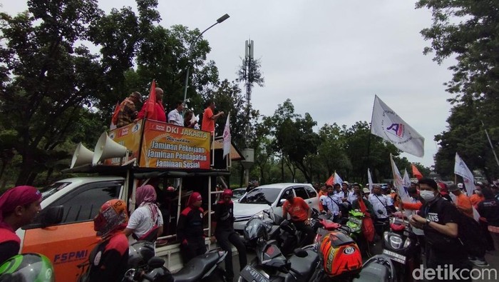 Buruh Geruduk Balai Kota DKI Tuntut UMP 2023 Naik, Lalin Macet Buruh Geruduk Balai Kota DKI Tuntut UMP 2023 Naik, Lalin Macet