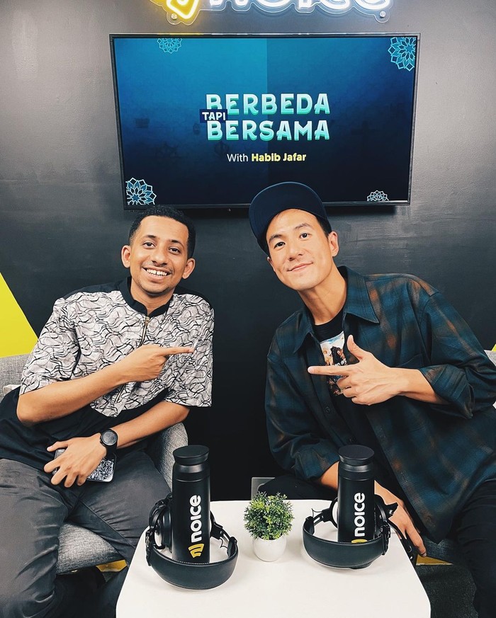 Akrabnya Daniel Mananta dan Ustaz Abdul Somad Menikmati Durian Bareng