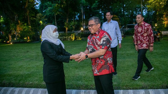 Hasto Blak-blakan Pertemuan di Rumah Dinas Eri, Beri Sinyal Dukung Khofifah Hasto Blak-blakan Pertemuan di Rumah Dinas Eri, Beri Sinyal Dukung Khofifah