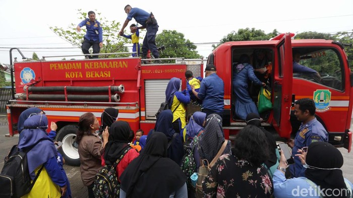 Mengenal Tugas Pemadam Kebakaran Sejak Dini Mengenal Tugas Pemadam Kebakaran Sejak Dini