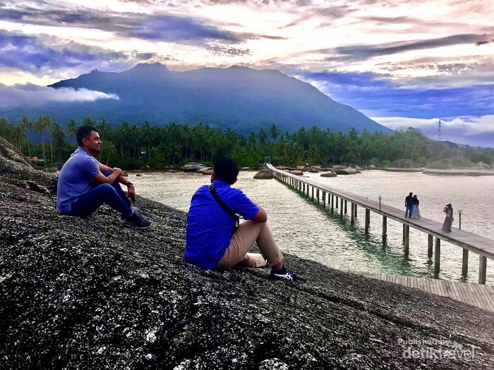 Potret Lukisan Alam Nan Indah Gunung Ranai dari Natuna