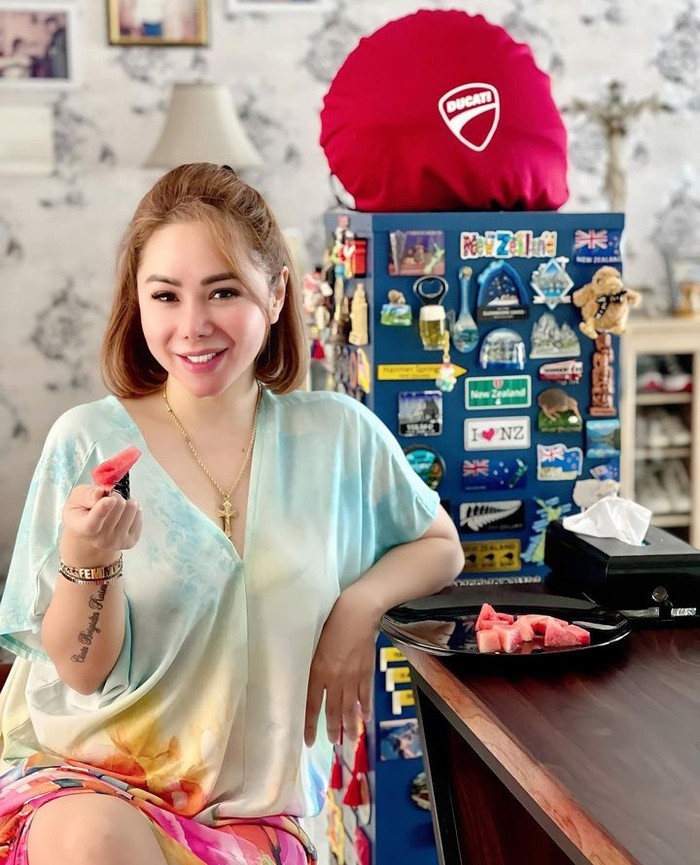 Potret Femmy Permatasari Asyik Ngopi di Korea Pascaoperasi Plastik