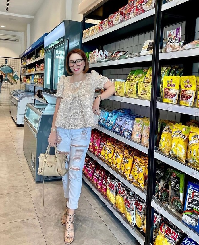 Potret Femmy Permatasari Asyik Ngopi di Korea Pascaoperasi Plastik