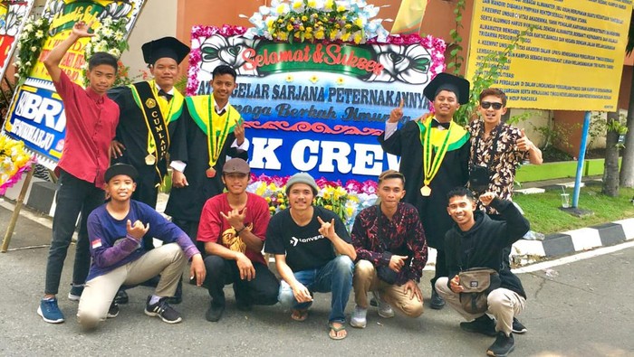 Momen Serunya Mahasiswa Univet Bantara Sukoharjo Wisuda Naik Sapi