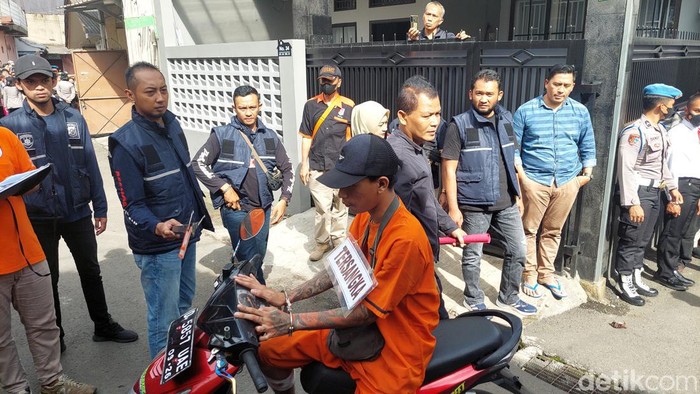 Hujatan Warga ke Pembunuh Anak Cimahi Saat Rekonstruksi