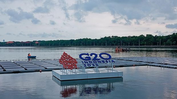 Menko Luhut Resmikan PLTS Terapung Jelang KTT G20 Bali Menko Luhut Resmikan PLTS Terapung Jelang KTT G20 Bali