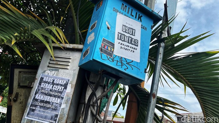 Poster Kritik Kasus Kebaya Merah dan Tragedi Kanjuruhan 'Hiasi' Depok