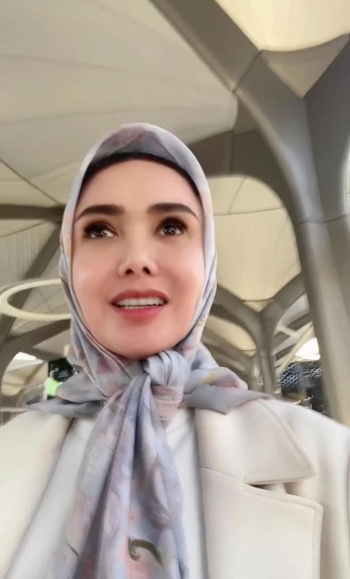 10 Momen Yuni Shara Umrah: Tetap Tenang Walau Pergi Sendiri