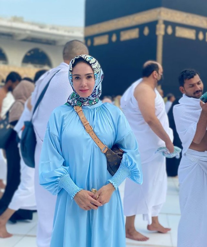 10 Momen Yuni Shara Umrah: Tetap Tenang Walau Pergi Sendiri