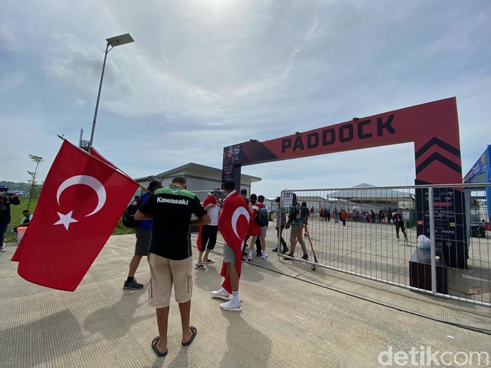 Penonton WSBK Mandalika Mulai Berdatangan: Datang Dari Turki Dukung Toprak Penonton WSBK Mandalika Mulai Berdatangan: Datang Dari Turki Dukung Toprak