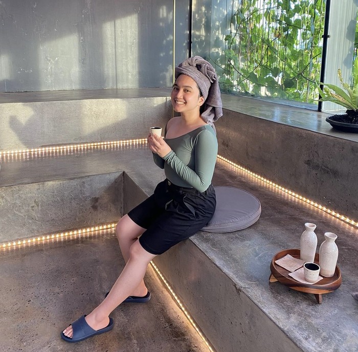 Seru! Pose Keren Rachel Amanda Saat Ngopi dan Nongkrong di Kafe