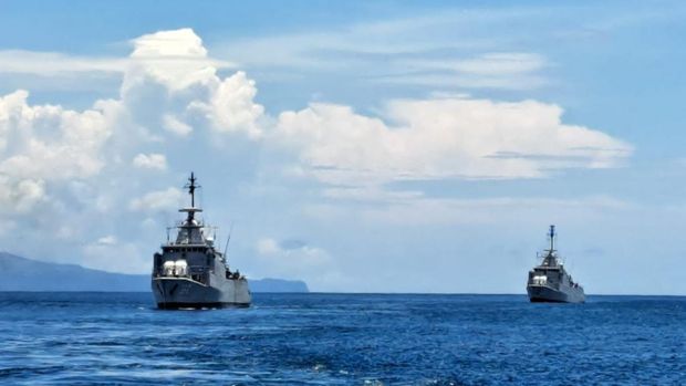 Penampakan Tak Biasa Kala Belasan Kapal Perang Siaga di Perairan Bali Penampakan Tak Biasa Kala Belasan Kapal Perang Siaga di Perairan Bali