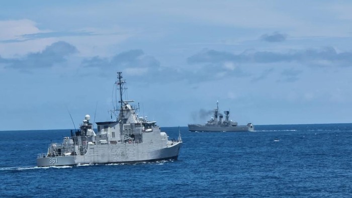 Penampakan Tak Biasa Kala Belasan Kapal Perang Siaga di Perairan Bali Penampakan Tak Biasa Kala Belasan Kapal Perang Siaga di Perairan Bali