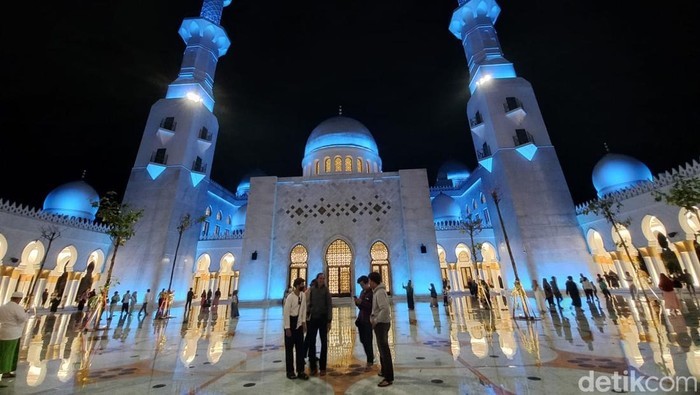 Cantiknya Masjid Sheikh Zayed Solo nan Berkilau di Waktu Malam