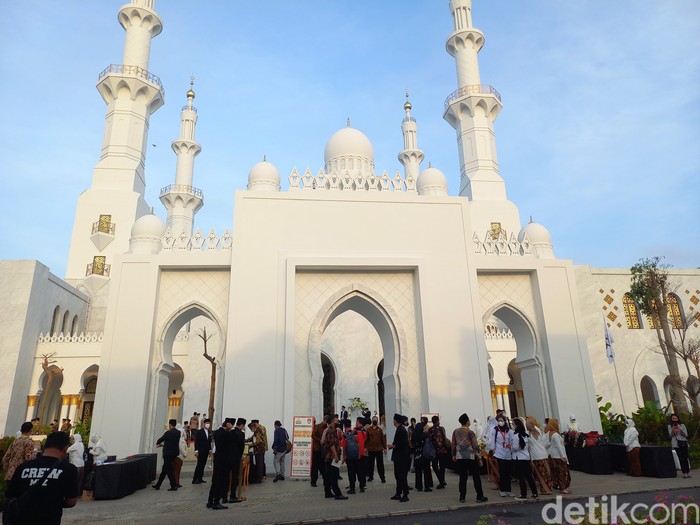 Megahnya Masjid Raya Sheikh Zayed Solo dengan Ornamen Khas Timur Tengah