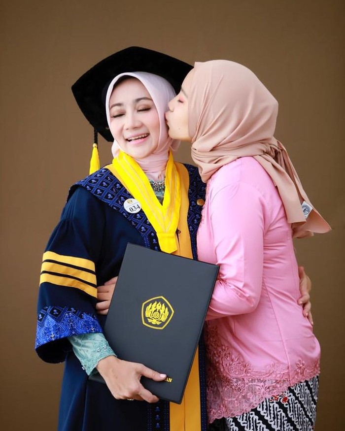 10 Potret Wisuda Atalia Praratya, "Biar Enggak Ada Klaim Ijazah Palsu"