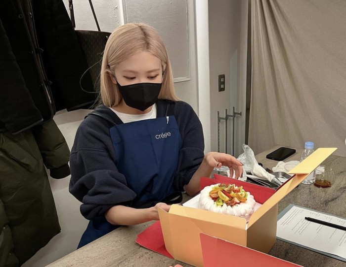 Rose BLACKPINK Hobi Bikin Kue, Ini 10 Keseruannya Saat Baking