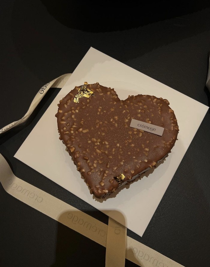 Rose BLACKPINK Hobi Bikin Kue, Ini 10 Keseruannya Saat Baking