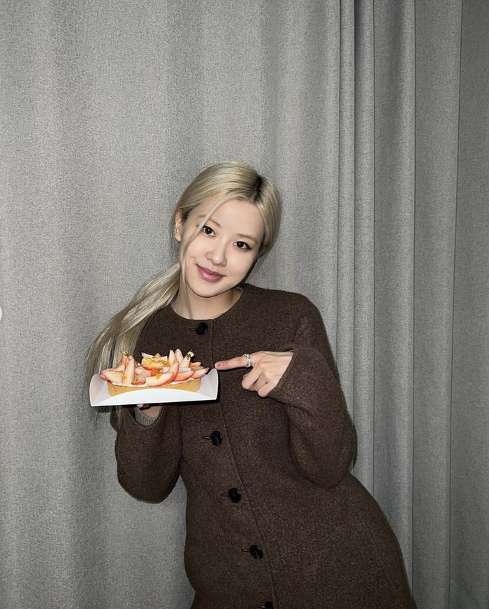 Rose BLACKPINK Hobi Bikin Kue, Ini 10 Keseruannya Saat Baking