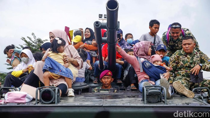 Begini Ekspresi Warga Naik Tank di HUT Marinir