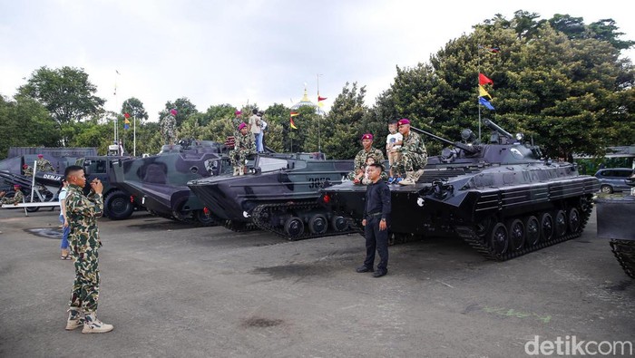 Begini Ekspresi Warga Naik Tank di HUT Marinir