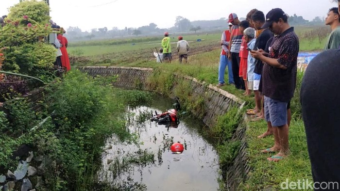 Sesosok Mayat Pria dan Motornya Ditemukan di Saluran Irigasi Tulungagung Sesosok Mayat Pria dan Motornya Ditemukan di Saluran Irigasi Tulungagung
