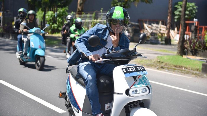 Momen Andre & Surya Touring Motor Listrik Electrum di Bali