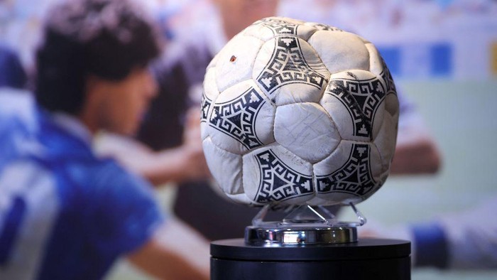 Foto-foto Bola 'Gol Tangan Tuhan' Maradona yang Akan Dilelang