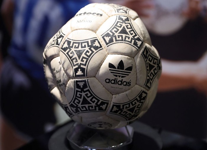 Foto-foto Bola 'Gol Tangan Tuhan' Maradona yang Akan Dilelang