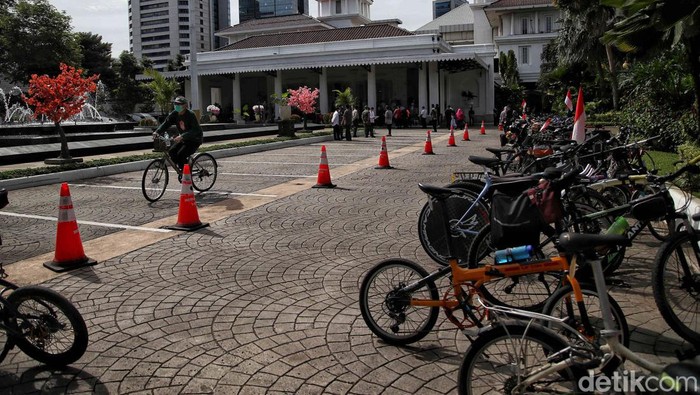 Aksi Bike to Work Tolak Penghapusan Anggaran Jalur Sepeda Jakarta