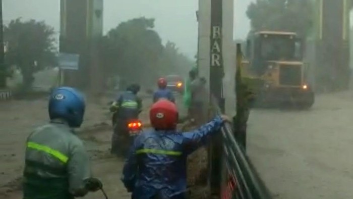 Banjir Parepare Setinggi Leher Rendam Permukiman, Warga Mulai Dievakuasi Banjir Parepare Setinggi Leher Rendam Permukiman, Warga Mulai Dievakuasi