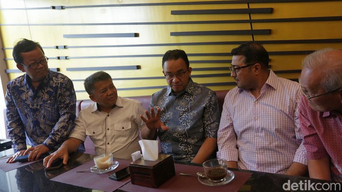 Lihat Lagi Momen Anies-Tim Kecil Koalisi Perubahan Makan Siang Bareng Lihat Lagi Momen Anies-Tim Kecil Koalisi Perubahan Makan Siang Bareng