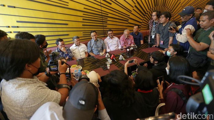 Lihat Lagi Momen Anies-Tim Kecil Koalisi Perubahan Makan Siang Bareng Lihat Lagi Momen Anies-Tim Kecil Koalisi Perubahan Makan Siang Bareng